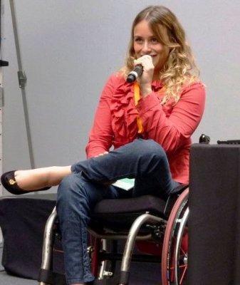 A impressionante história de Tabata Contri, a atriz cadeirante da ...