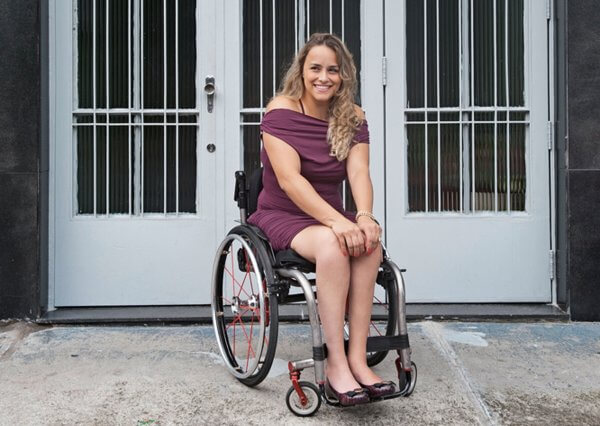 A impressionante história de Tabata Contri, a atriz cadeirante da ...